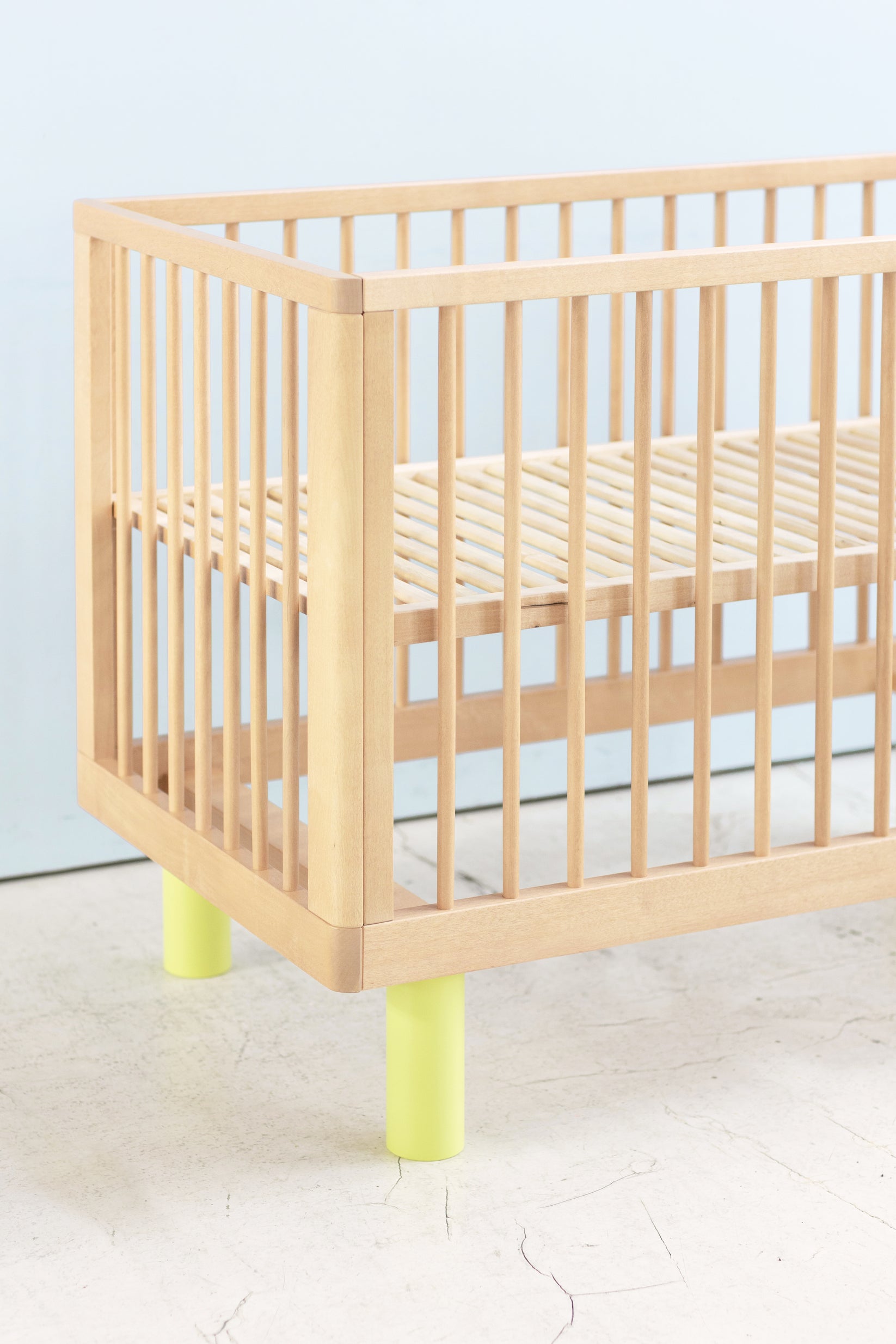 Nox cot in natural wood and yellow + conversion rail in natural wood ...