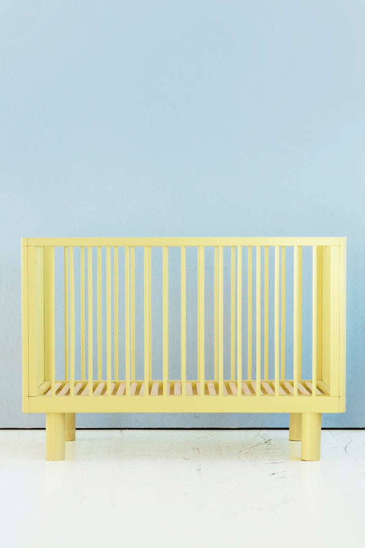 Colourful baby cots for little adventurers. – KARL & FRIC