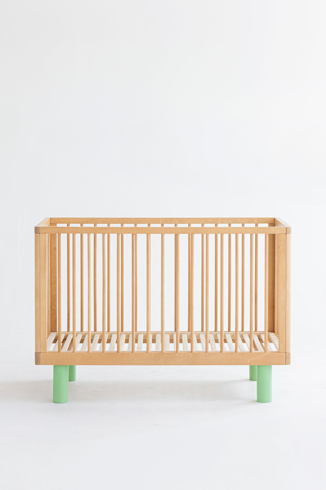 Colourful solid wood baby cots / KARL & FRIC